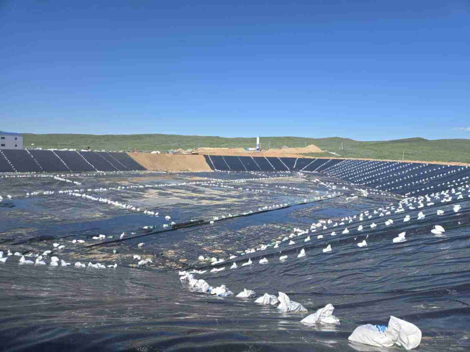 Landfill Cap With HDPE And LLDPE Geomembranes