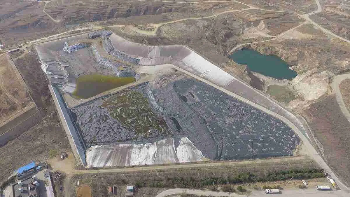 Landfill Cap With HDPE And LLDPE Geomembranes